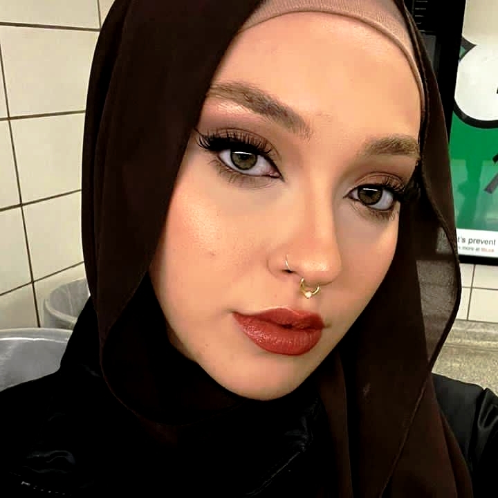 زن محجبه به از زن غیر محجبه است عکس ویسگون
